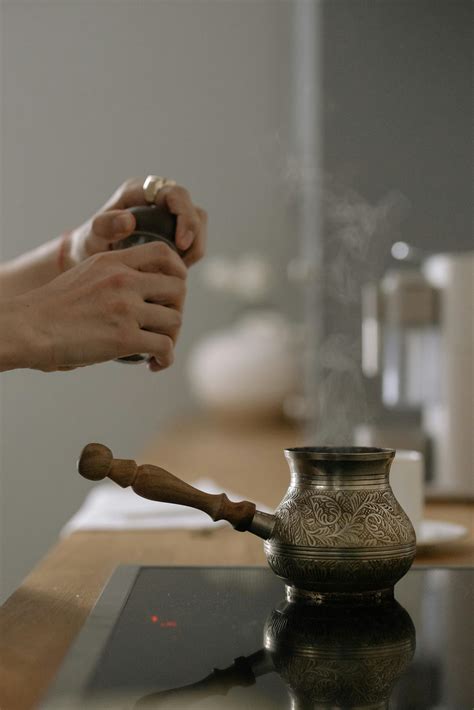 가정 금속 주전자 뜨거운 음료 목조 카운터 브루잉 세지 소형 가전 제품 손 수공예품 숙련공 커피 아늑한 아침 아라비카 아침 루틴 에스닉 커피 요리