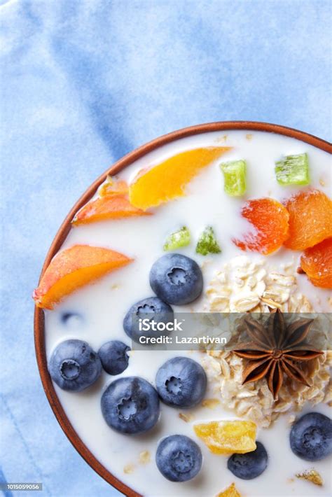 우유 과일 땅콩 나무 배경 블루베리 바나나와 복숭아 조각 건강 죽 오트밀 죽 아침 식사 섬유 칼슘 비타민 블루 냅킨에 음식 0명에 대한 스톡 사진 및 기타 이미지 Istock