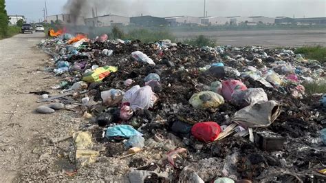 有关不可生物降解 人 俯视图 卡車 可持續性 回收 固体垃圾 土地 地球移动器 地面污染 垃圾 垃圾场 垃圾堆 垃圾填埋场 垃圾收集 工业区 工业废料 工業