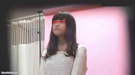 みみっく動画 【顔出しjk1】揺れるお尻、照らされるスカートの中。そして声かけフロント。＜jkパンチラ盗撮＞ パンチラさん！