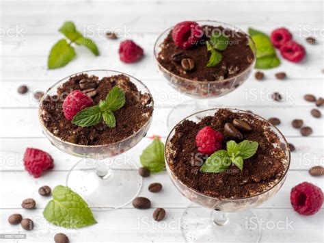 흰색 나무 테이블에 신선한 나무 딸기와 민트 커피 콩 유리 잔에 디저트 티라미수 갈색에 대한 스톡 사진 및 기타 이미지 갈색 구이 녹색 Istock