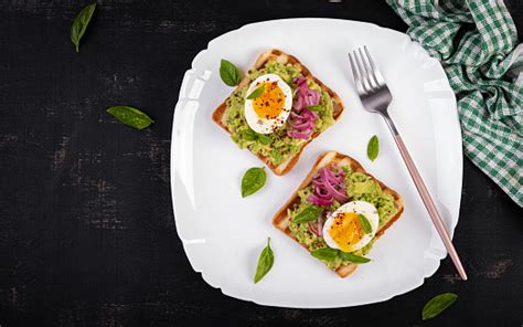 으깬 아보카도 삶은 달걀 향신료 및 적양파를 곁들인 건강한 토스트 맛있는 아침 식사 또는 간식 평면도 0명에 대한 스톡 사진 및 기타 이미지 Istock