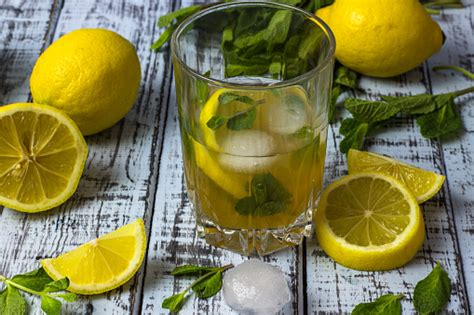 여름의 상쾌한 드링크를 유리에 레몬 민트와 얼음 조각 회색 나무 테이블에 전통적인 차가운 달콤한새 콤 레모네이드 0명에 대한 스톡 사진 및 기타 이미지 Istock