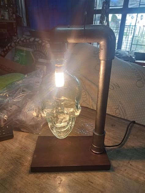 โคมไฟขวดกระโหลกตั้งโต๊ะ Ennxo