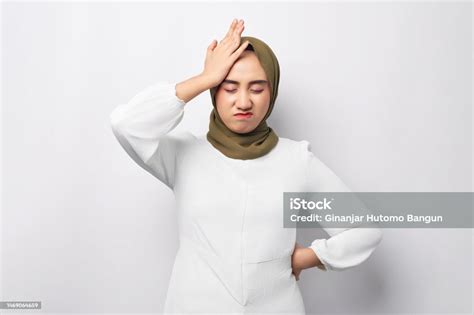 히잡을 쓴 20대 젊은 아름다운 아시아 무슬림 여성이 흰색 배경에 고립된 서사시 실패 제스처를 얼굴에 얹었다 사람들의 종교적 생활 방식 개념 20 24세에 대한 스톡 사진