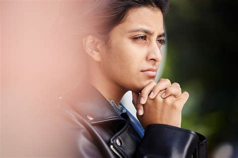 슬프고 생각하고 우울증 스트레스 혼란스러워하는 자연 속의 여성과 함께하는 공간 두려움 정신 건강 및 위기는 피곤하고 실수와 불안 모형을 위해 야외에서 외로움을 느끼는 사람의