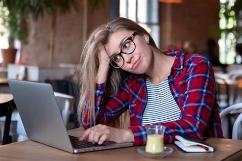 안경 학생 들과 함께 긴 머리 소녀는 숙제에 종사 또는 노트북 카페 테이블에 앉아 소셜 네트워크에서 통신 20 29세에 대한 스톡 사진 및 기타 이미지 Istock