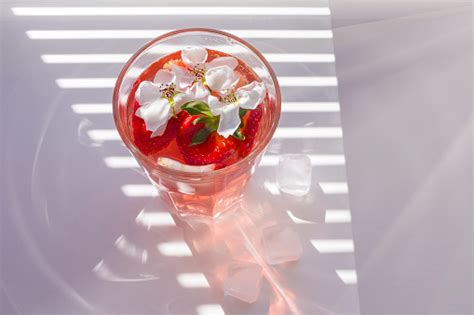 스파클링 와인 딸기 얼음 조각이있는 시원한 딸기 상그리아 한 잔으로 여전히 생활하십시오 상쾌한 여름 알코올 칵테일 음료 레모네이드 또는 아이스 티 텍스트공간을 복사합니다 0