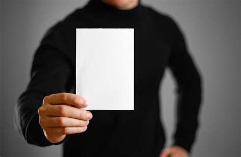 남자 보여주는 빈 흰색 우대 안내 책자 전단지 프리젠테이션입니다 팜플렛에는 손을 잡으십시오 남자 쇼 명확한 오프셋된 용지 공란에 대한 스톡 사진 및 기타 이미지 Istock