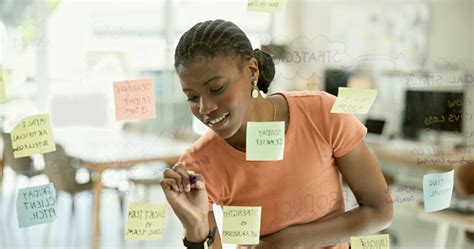 여자 유리에 글쓰기와 스티커 메모 계획 및 물류 또는 회사 전략 흑인 기업가 및 스타트업을 위한 브레인스토밍 아이디어를 위한 프로젝트 및 마인드맵 또는 작업에 대한 연구