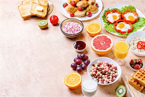 시리얼 계란 후라이 크루아상 과일 및 음료가 질감이 있는 테이블 카피 공간으로 구성된 유럽식 조식 소박한 배경에 다양한 건강 스낵과 음식이 있는 테이블 탑 0명에 대한 스톡