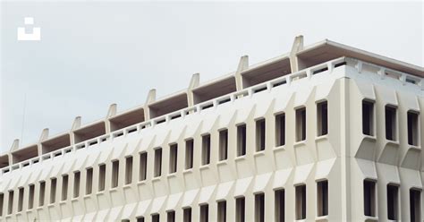 많은 창문과 하늘 배경이 있는 커다란 흰색 건물 사진 Unsplash의 무료 캘리포니아 대학교 어바인 캠퍼스 이미지