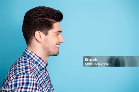 반 은 잘 생긴 멋진 평온한 부주의 손질 의 사진 초상화를 닫아 설정 그 사람이 옆으로 고립 된 파스텔 배경 복사 공간을 찾고 그를 애지중지 갈색 머리에 대한 스톡 사진 및
