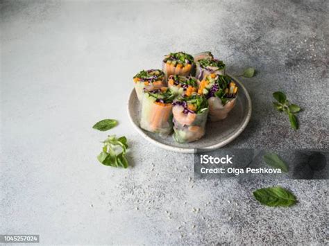 회색 배경에 흰색 세라믹 접시에 당근 붉은 양배추 오이 옥수수 양상추와 새우와 베트남어 춘권을 절단 Rice Paper Food에 대한 스톡 사진 및 기타 이미지