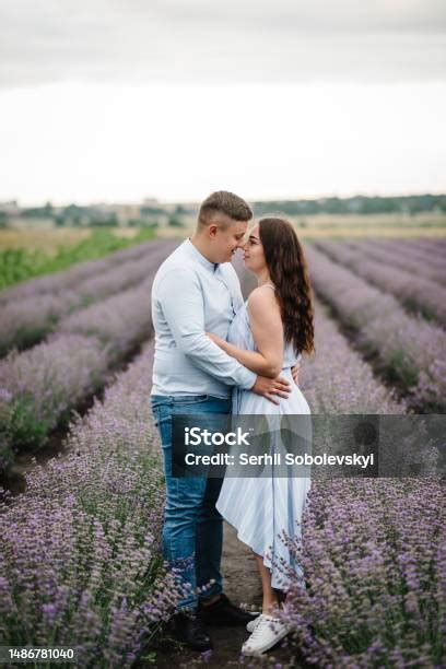 부부는 산책을 하며 꽃 숲과 여름 자연을 만끽합니다 프랑스 프로방스 보라색 라벤더 꽃밭에서 포옹하는 가족 신혼 여행 남자와 여자가 여행합니다 사랑하는 커플 25 29세에