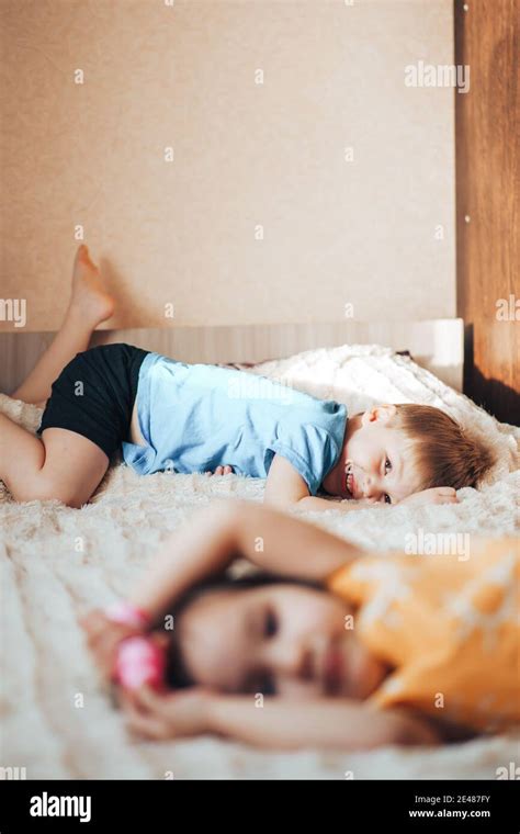 Kinder Liegen Auf Dem Bett Bruder Und Schwester Spielen Auf Dem Bett Erziehung Und Betreuung