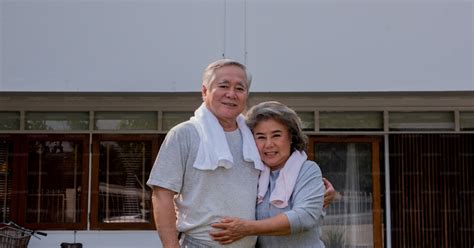 집에서 함께 운동하는 행복한 아시아 가족의 초상화 건강한 노부부는 아침에 함께 야외 운동을 합니다 은퇴 노인 남녀는 집에서