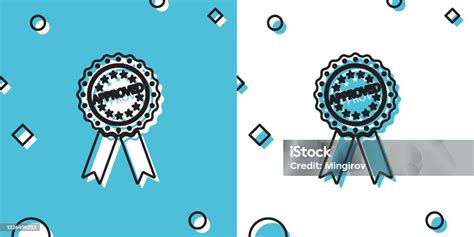 파란색과 흰색 배경에 격리 된 리본 아이콘이있는 검은 색 승인 또는 인증 메달 배지 승인 된 씰 스탬프 기호 임의 동적 셰이프