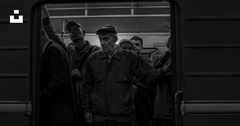 기차 앞에 서 있는 경찰 제복을 입은 2명의 남자의 그레이스케일 사진 사진 Unsplash의 무료 모스크바 이미지