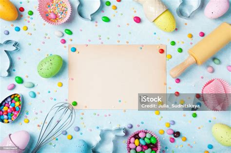 부활절 종이 카드 롤링 핀 거품 장식 계란 쿠키 커터 사탕과 부엌 테이블 평면도에 다채로운 색종이와 배경 베이킹 평평한 누워 요리법에 대한 스톡 사진 및 기타 이미지