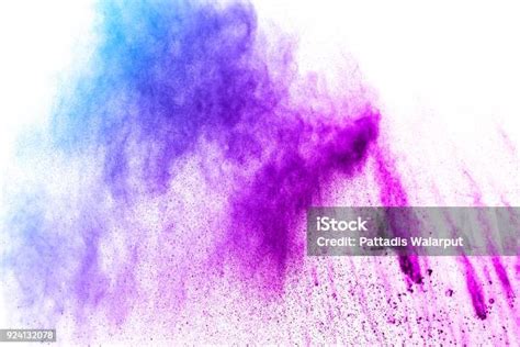 파란 자주색 색깔 분말 폭발 구름 흰색 배경에 고립 근접 촬영의 파란자주색 먼지 입자 스플래시 배경에 고립 검은색에 대한 스톡 사진 및 기타 이미지 Istock