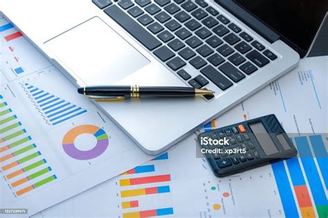 비즈니스 차트 그래프 통계 및 비즈니스 및 재무 개념에 대한 문서 배경이 있는 랩톱 및 펜 Charity Benefit에 대한 스톡 사진 및 기타 이미지 Istock