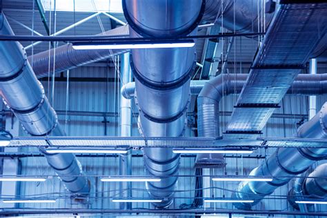 건물의 에어컨 환기 파이프의 배경 엔지니어링 네트워크의 누워 강철에 대한 스톡 사진 및 기타 이미지 강철 공기조화 공장 산업 건물 Istock