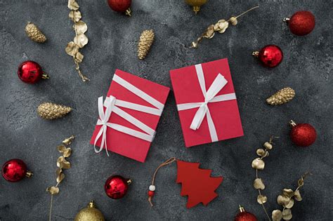 선물 상자와 어두운 배경에 황금 장식 크리스마스 패턴 새해 컨셉 플랫 레이 상단 보기 0명에 대한 스톡 사진 및 기타 이미지 0명 12월 개념 Istock