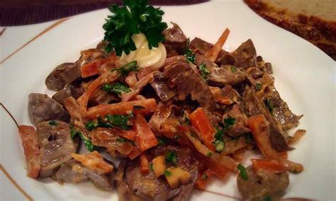 Печінка тушкована з овочами