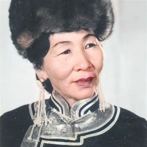 Ардын жүжигчин дуучин Г Түмэндэмбэрэлийн гэрэлт хөшөөг уран барималч Ж Түмэнчулуун урлана