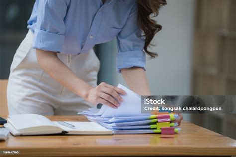 책상 위에 문서를 정리하는 아시아 사업가의 클로즈업 핸드 가구에 대한 스톡 사진 및 기타 이미지 가구 가상현실 교육 Istock