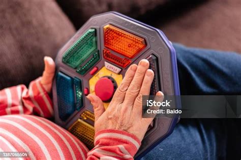 여자는 그녀의 기억을 운동하기 위해 보드 게임을 인식 할 수없는 여자는 빛 메모리 게임을 따릅니다 1980 1989 년에 대한 스톡 사진 및 기타 이미지 Istock