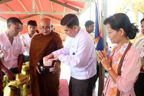 ရခိုင်ပြည်နယ်ဝန်ကြီးချုပ် ဦးထိန်လင်း ရဲတပ်ဖွဲ့ဝင်များနှင့် အထူးနေ့လယ်စာ