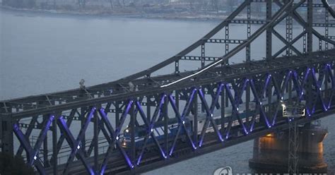 압록강대교 지나는 열차