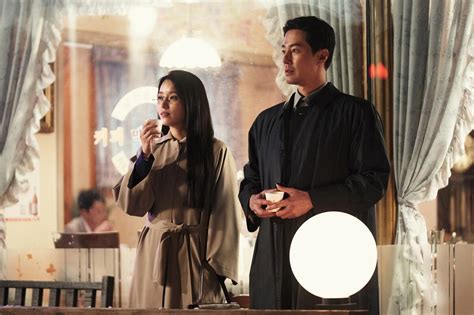 조인성♥한효주 벚꽃길 데이트 포착…비밀 로맨스 예고 무빙 ｜스포츠동아