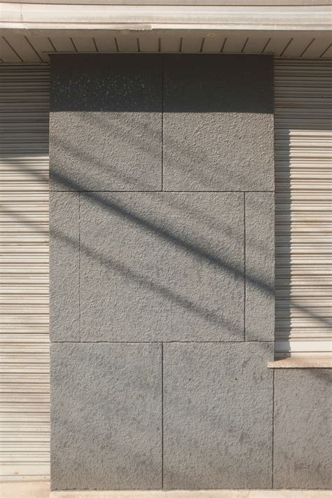 회색 콘크리트 벽에 갈색 나무 창틀 사진 Unsplash의 무료 회색 이미지