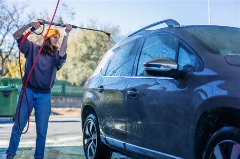 시골의 셀프 서비스 세차장에서 고압 워터 제트로 자동차를 청소하는 여성 교통수단에 대한 스톡 사진 및 기타 이미지 교통수단 깨끗한 더러운 Istock