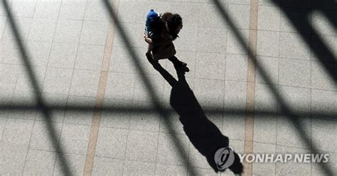 손주 돌보는 조부모 어린이집 확충보다 자녀 육아휴직 원해