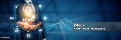 사업가가 Lean Six Sigma 린 제조 Dmaic 비즈니스의 스마트 산업 품질 관리 표준화의 응용 프로그램을 나타내는 전구를 들고 있습니다 가리키기에 대한 스톡 사진