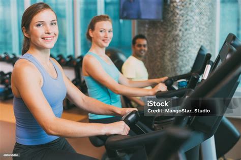 3 명의 스포티 한 사람들이 체육관에서 운동 자전거를 타고 3 명에 대한 스톡 사진 및 기타 이미지 3 명 가냘픈 갈색 Istock