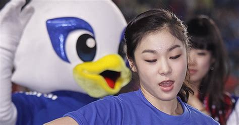 [포토] 김연아 입 살짝 벌리고 여성스럽게 경품함에 손을