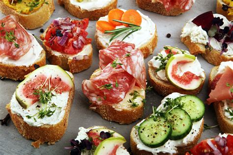 다양한 토핑을 곁들인 다양한 브루스케타 식욕을 돋우는 브루스케타 또는 브리 크로스티니 작은 샌드위치의 다양한 테이블에 브루스케타 혼합 0명에 대한 스톡 사진 및 기타 이미지