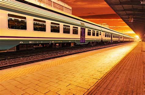 빈티지 토닝 화려한 석양에 철도 역에서 현대 고속 통근 열차 철도 플랫폼에서 기차 베니스 이탈리아 철도 관광 합니다 개념 교통
