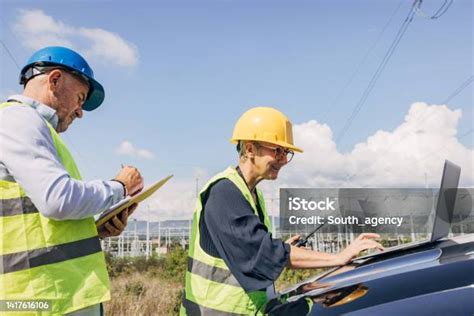 발전소에서 노트북 및 체크 업 보드를 사용하는 전기 엔지니어 2명에 대한 스톡 사진 및 기타 이미지 2명 건설 산업 건설 현장 Istock
