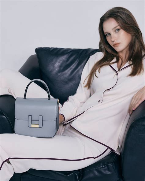 กระเป๋าคล้องไหล่ Shoulder Bag หนังแท้ Vera U Edition Letterbox สี Gobi