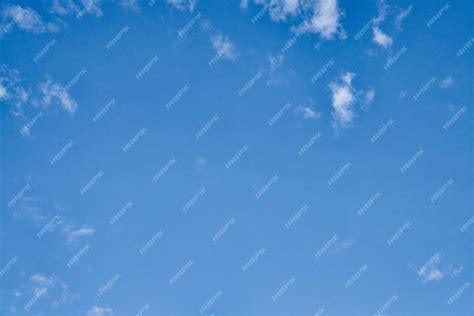 화창한 날 구름이 있는 아름다운 푸른 하늘 무료 사진