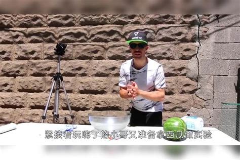 将“漂白剂”注入西瓜中会发生什么？外国小哥亲测，结局让人意外外国西瓜什么