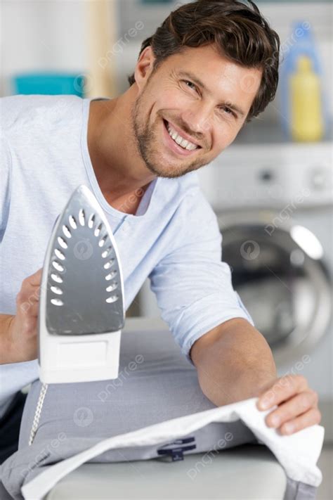 남자가 셔츠를 다림질하고 있다 사진 배경 및 무료 다운로드를위한 그림 Pngtree