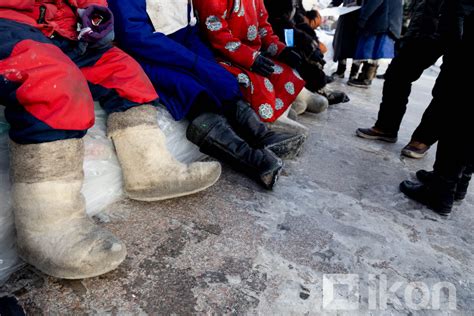 Б Оюутболд Сүхбаатарын талбай дээр өдөрт 50 60 иргэн хонож байна