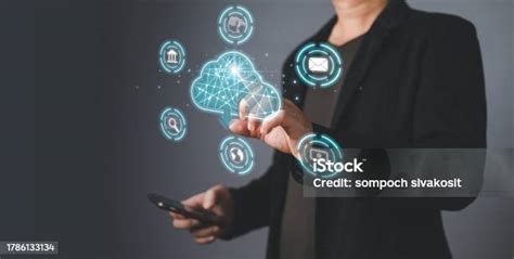 남자 터치 아이콘 클라우드 컴퓨팅 다이어그램 쇼 손에 데이터 스토리지 클라우드 기술 안전한 백업 및 일관성 네트워킹 및 인터넷 서비스 개념 비즈니스에서 스토리지 기술 구현